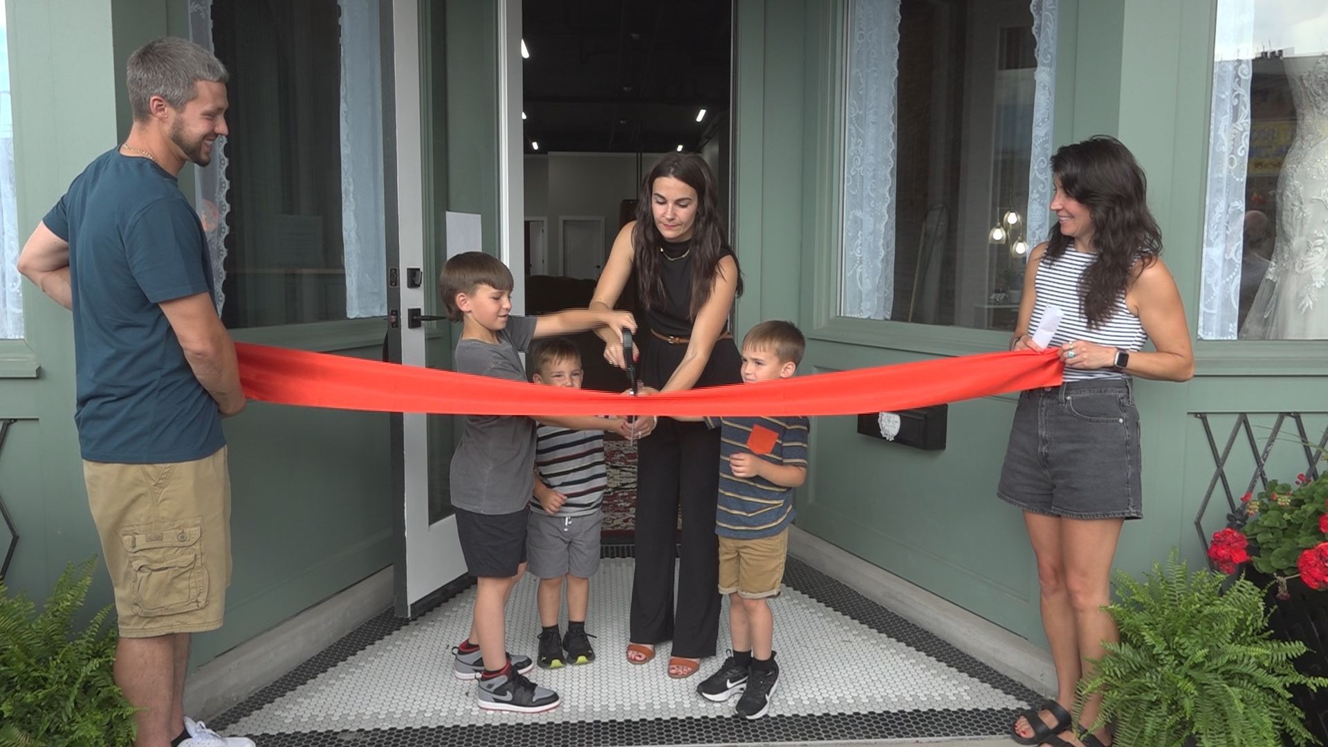 Here comes the bride on Elmira's Lake Street - WENY News