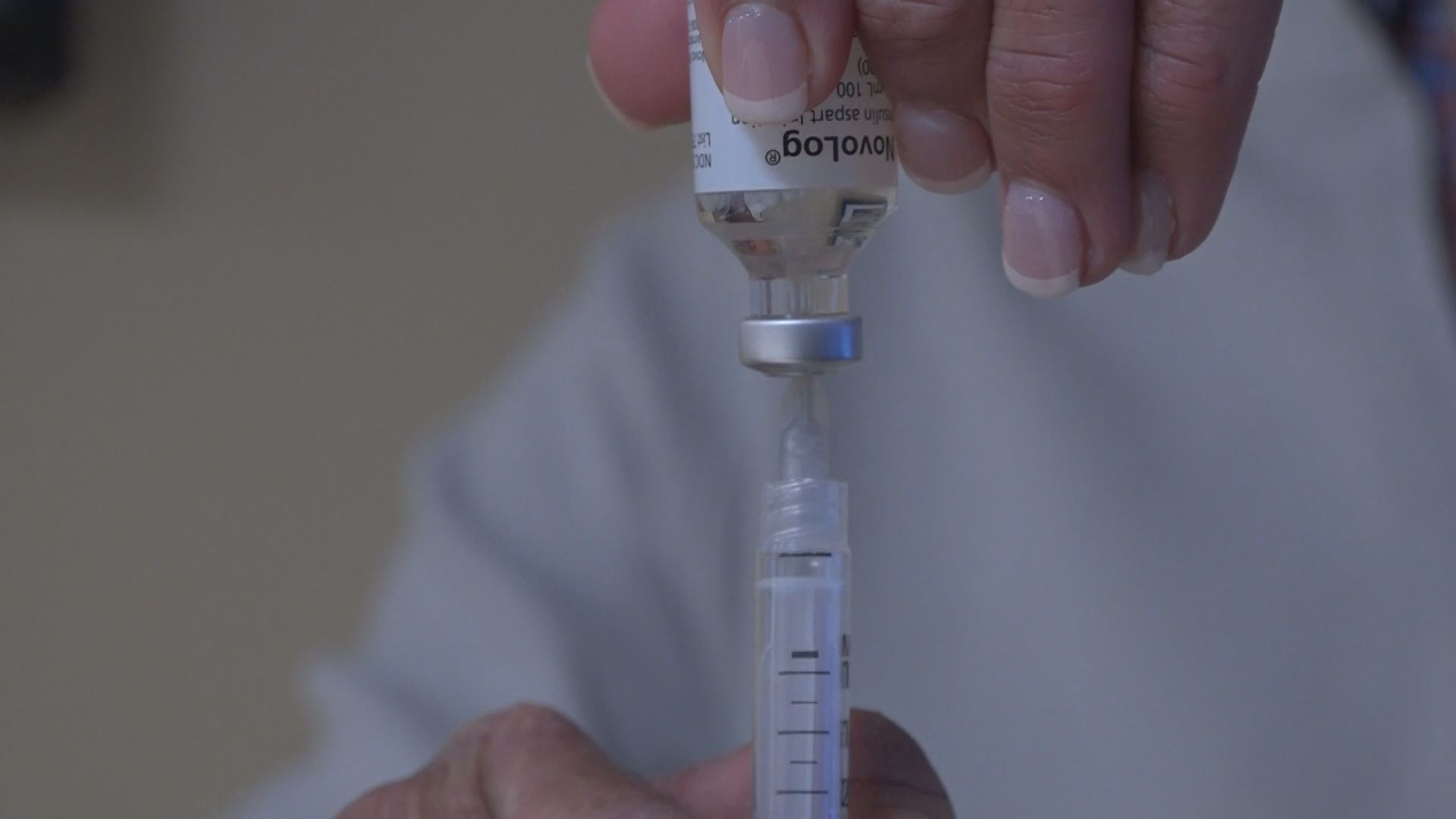 Sen. Gillibrand introducing bill to cap prescription drug costs for ...